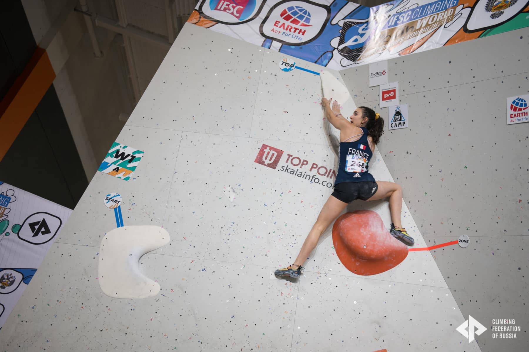 Entretien avec Zélia Avezou, championne du monde U18 de bloc ! - FFME